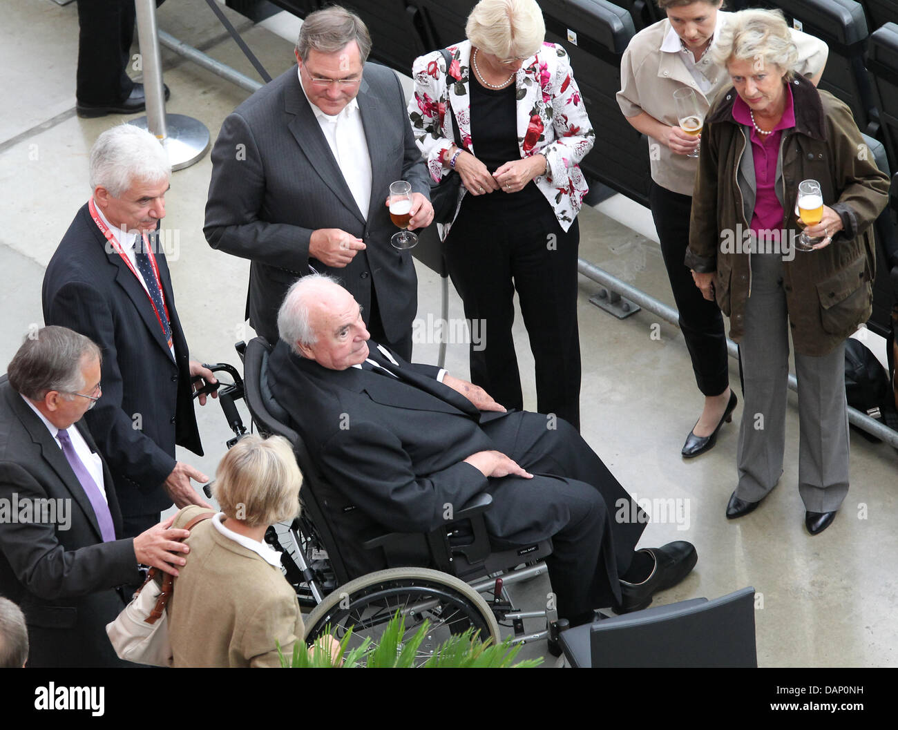 Ehemalige Bundeskanzler Helmut Kohl (C), seine Frau Maike Kohl-Richter ...