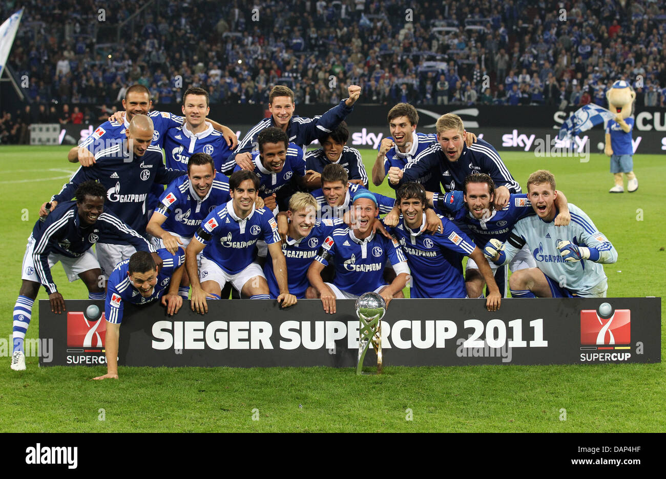 Schalke Team feiert den Sieg der Fußball DFL-Supercup Spiel FC Schalke ...