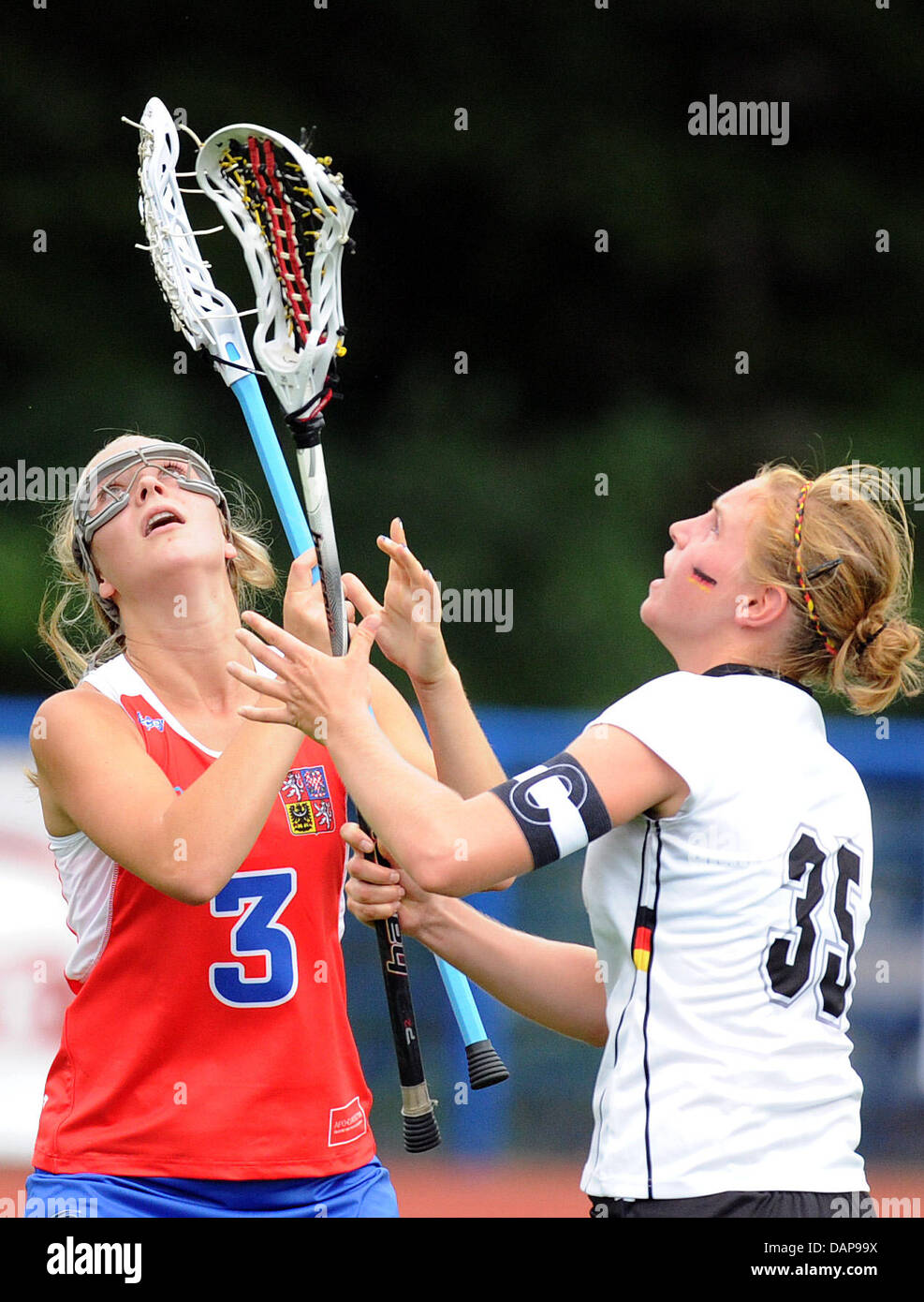Deutsche nationale Lacrosse-Spieler Laura Roesberg wetteifert um den ...