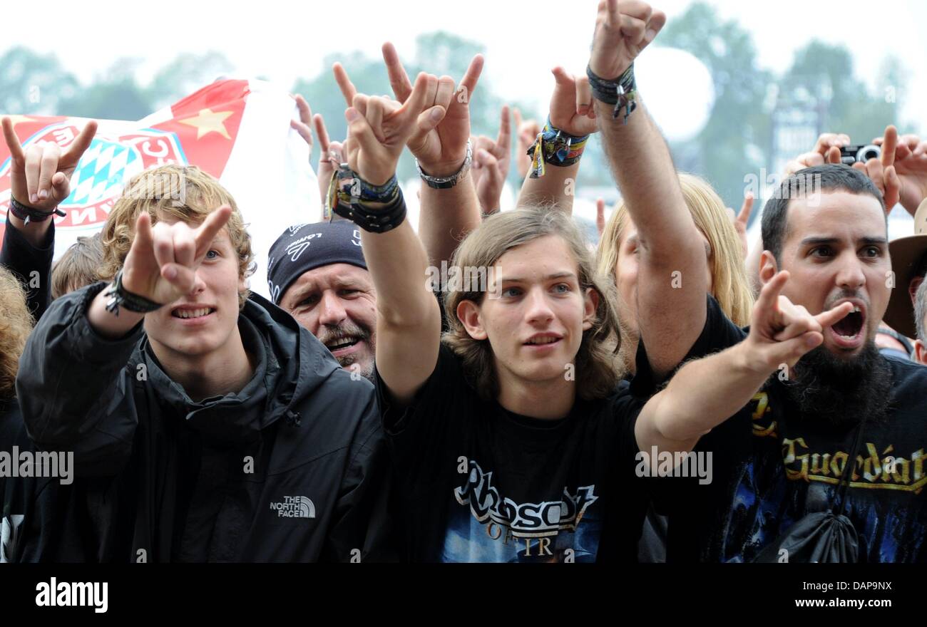 Heavy metal fans -Fotos und -Bildmaterial in hoher Auflösung – Alamy