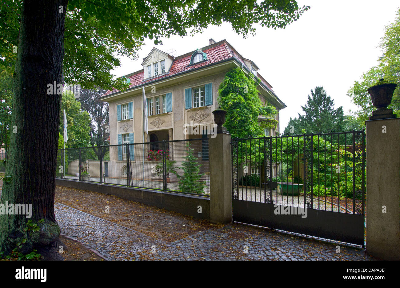 Ein Blick auf das Eingangstor und die sog. Stalin-Villa in Potsdam ...