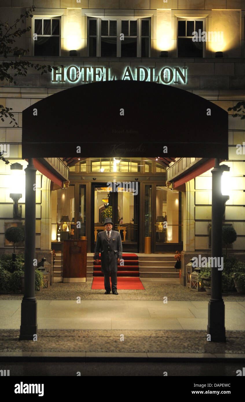 Der Portier des Hotel Adlon, Max Hiller, Posen vor dem Eingang zum ...