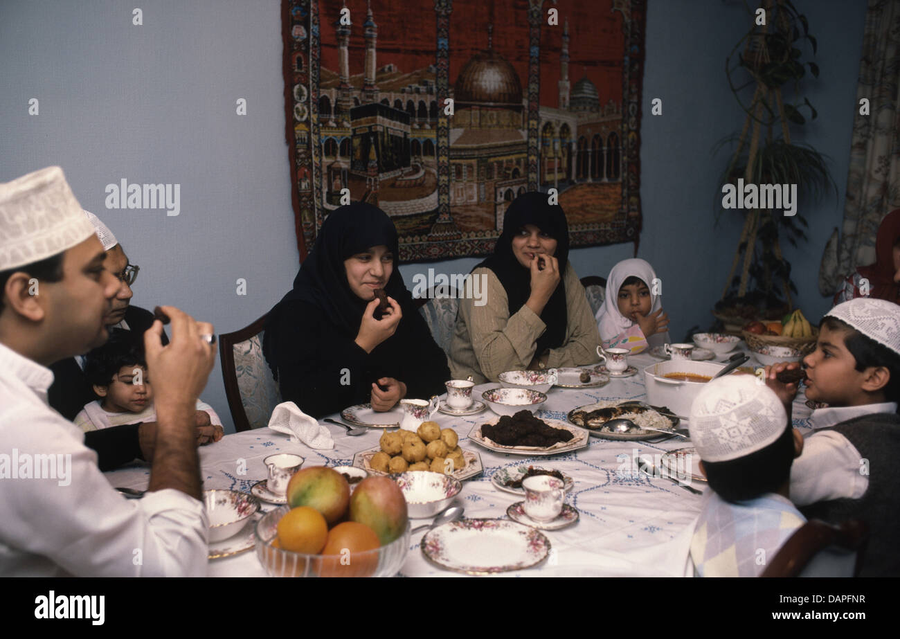 Muslimische Familie feiert Ende des Ramadan mit Mahlzeit genannt Iftar endet das Fasten auch ...