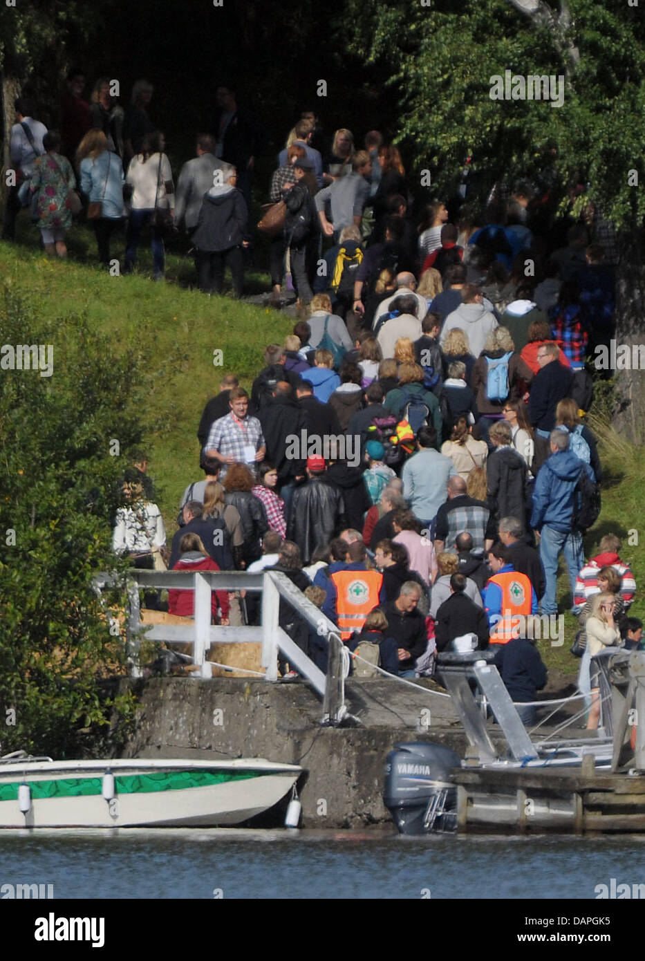 Überlebende der Utoya Massaker und ihre Verwandten kommen auf einem ...