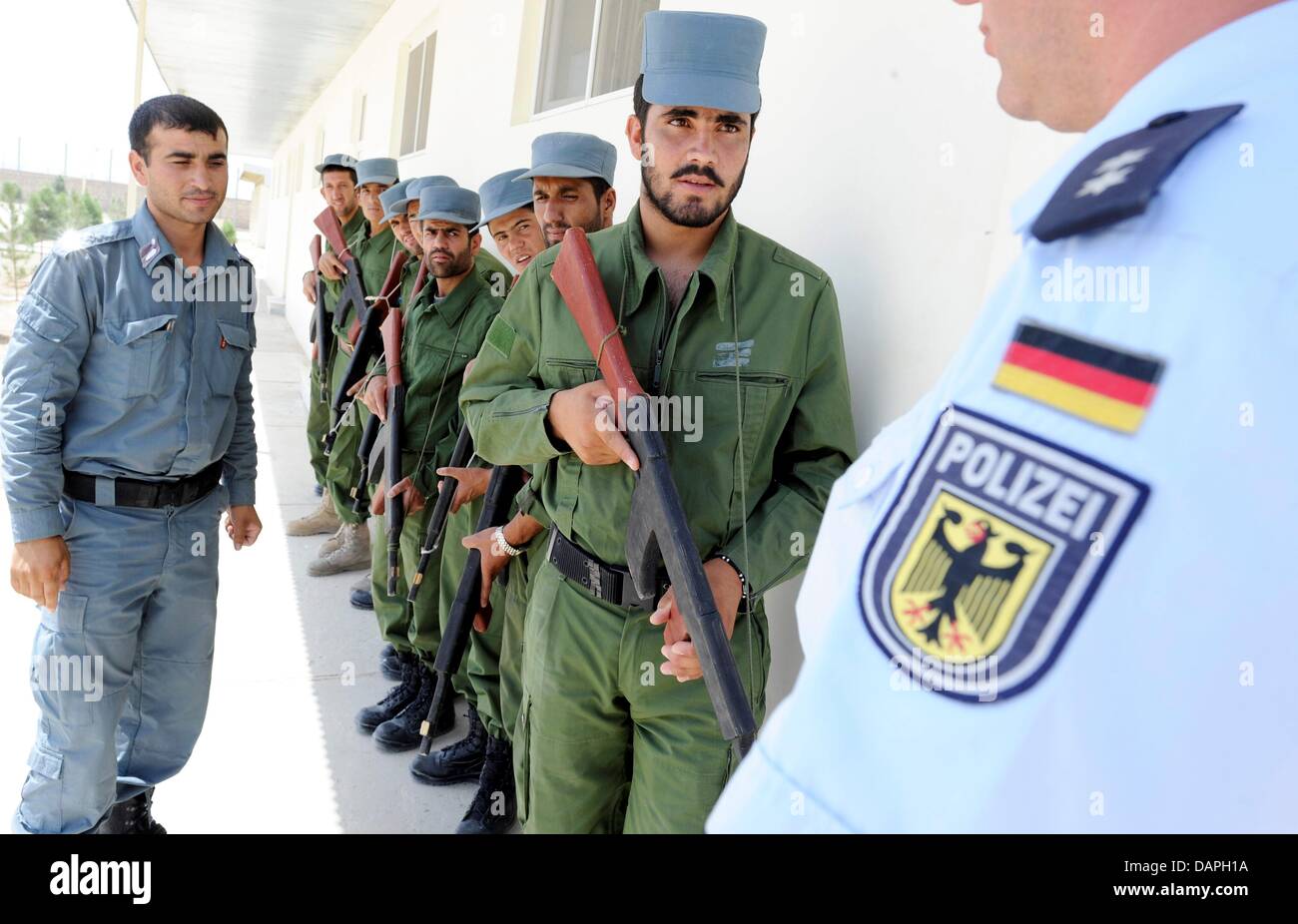 Deutsche polizei uniform -Fotos und -Bildmaterial in hoher Auflösung ...