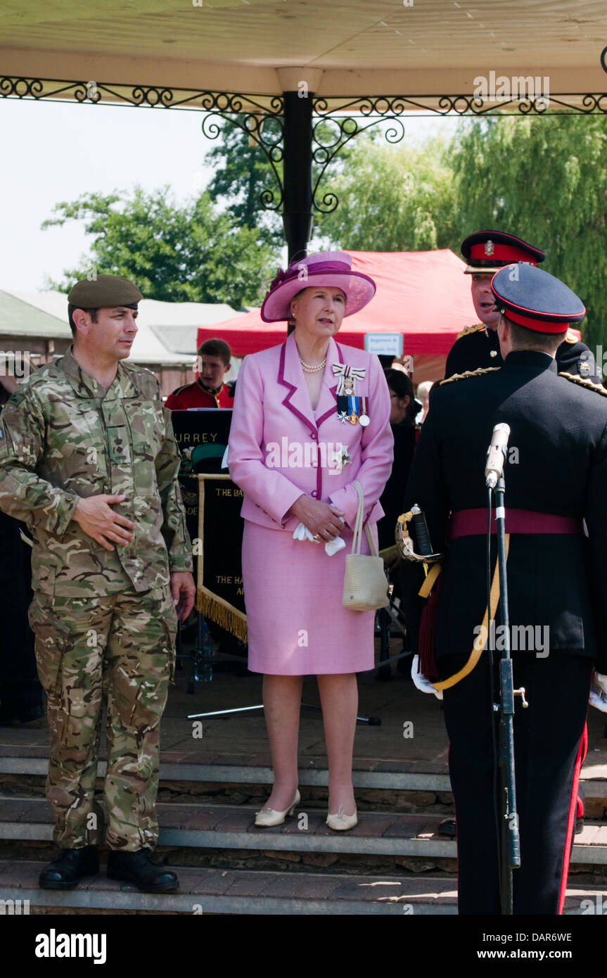 Lord Lieutenant von Surrey Dame Sarah Goad in Godalming, Medaillen für ...