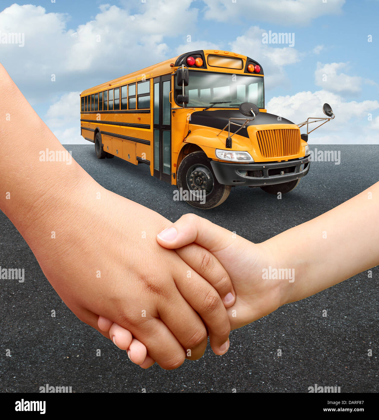 Schulkinder-Bus mit zwei jungen Studenten von Grundschulkind Hand in ...