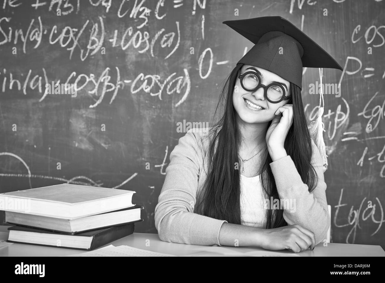 Schwarz-weiß-Bild von nachdenklichen Studenten in Graduation Hut und ...