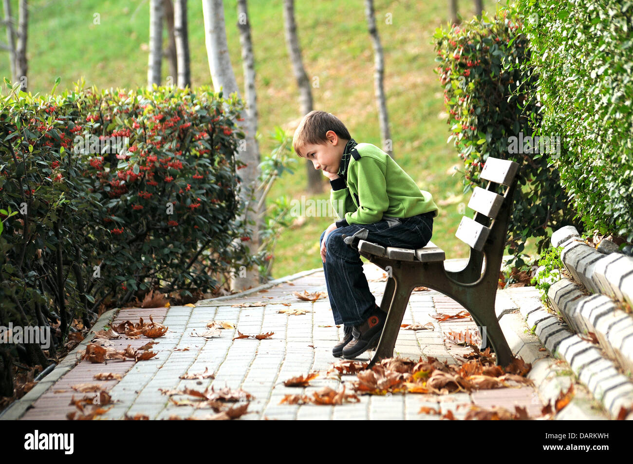 traurig einsam Kind im park Stockfotografie - Alamy