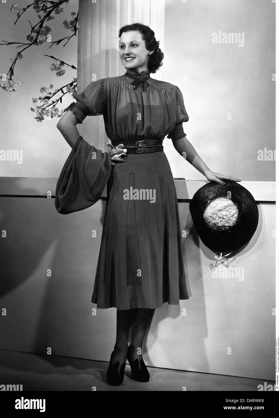 Mode, 1930er Jahre, Damenmode, Kleid und Strohhut, Reichszentrale des ...