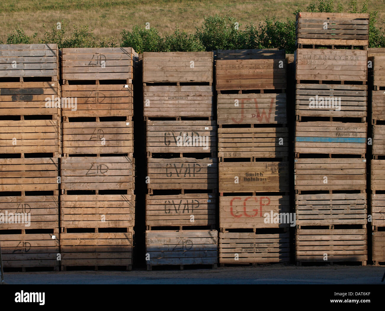 Stacks of wooden crates -Fotos und -Bildmaterial in hoher Auflösung – Alamy