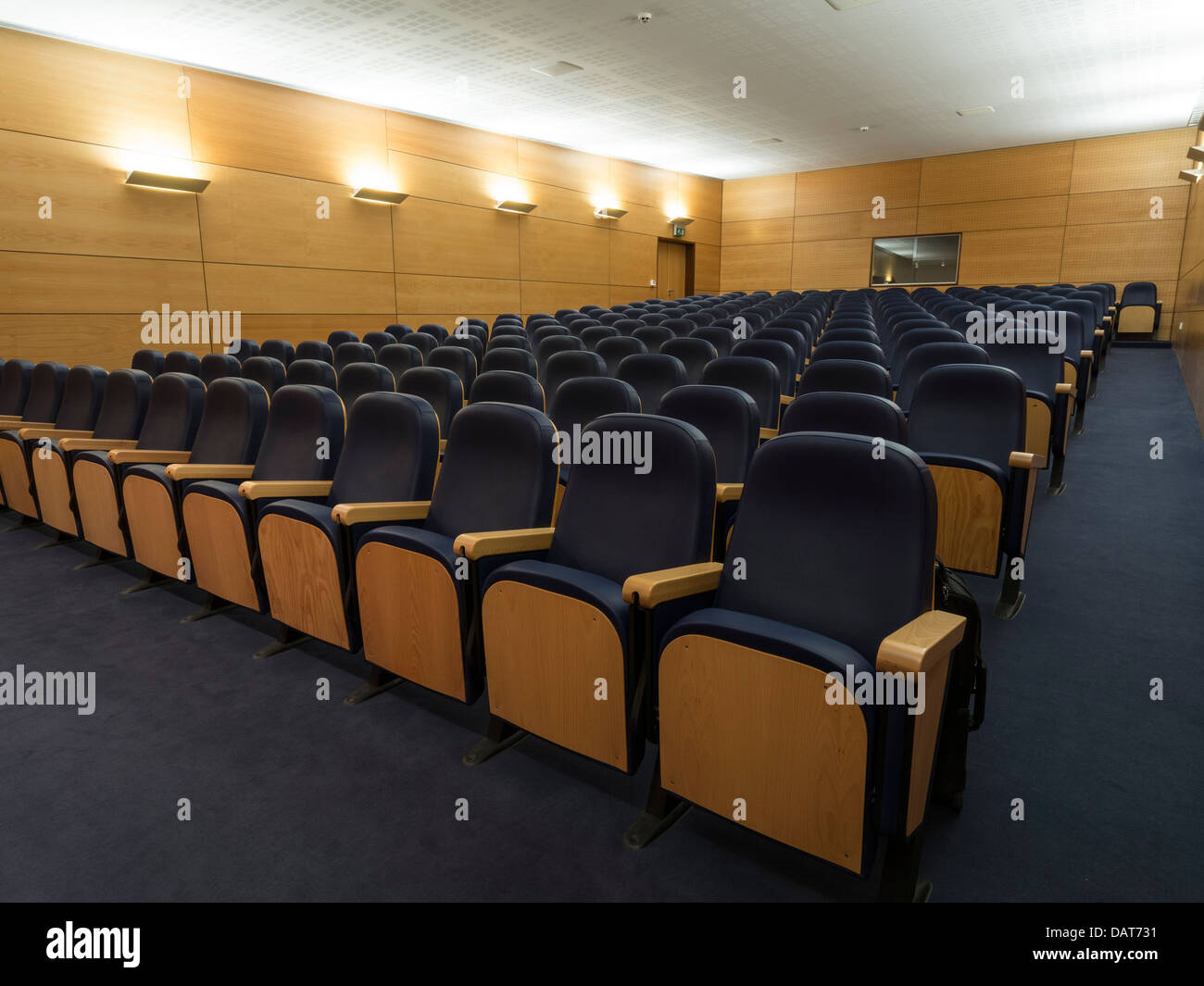 Auditorium side view -Fotos und -Bildmaterial in hoher Auflösung – Alamy