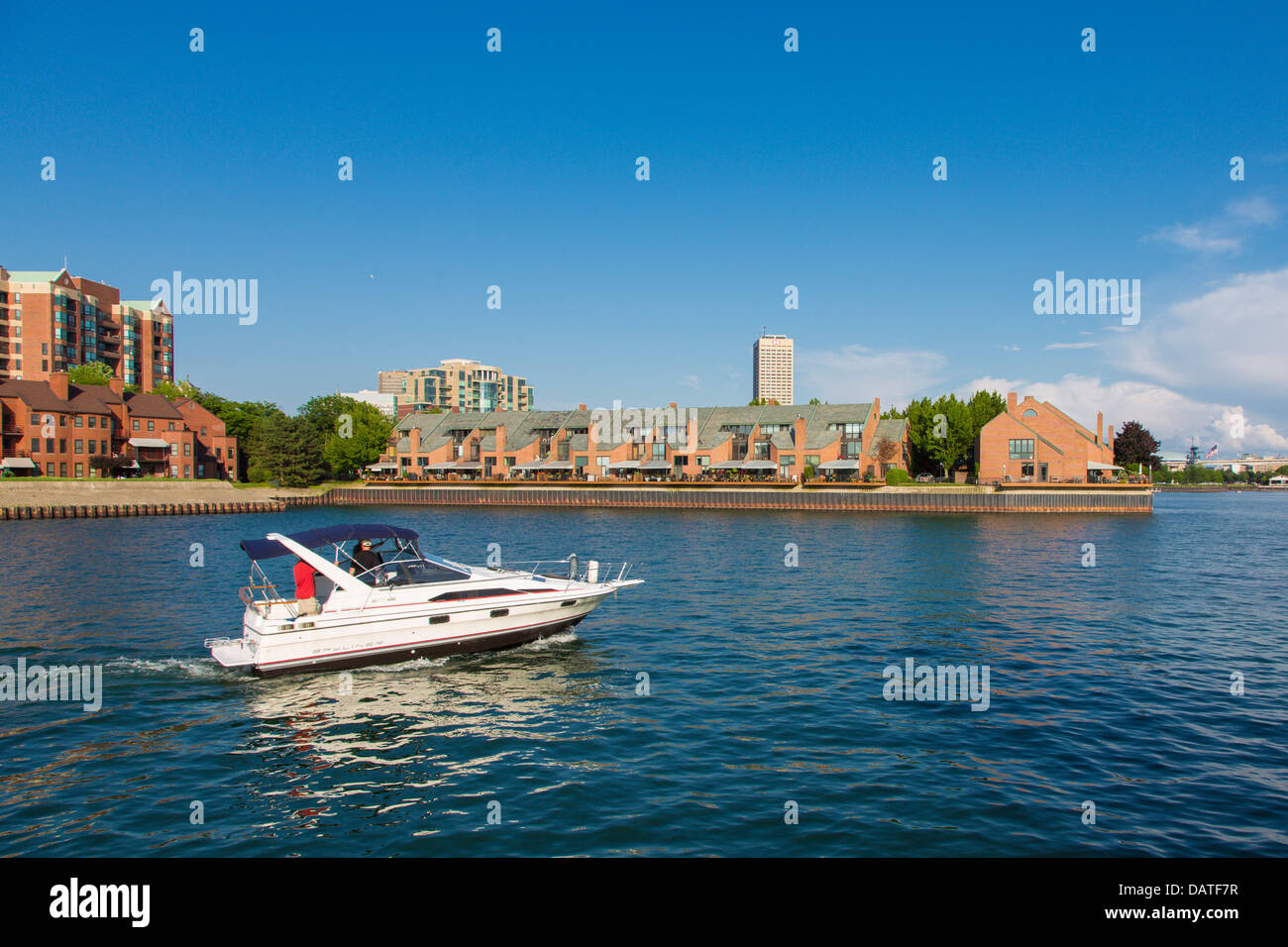 Erie Basin Marina auf dem Eriesee mit Skyline der Stadt Buffalo im ...