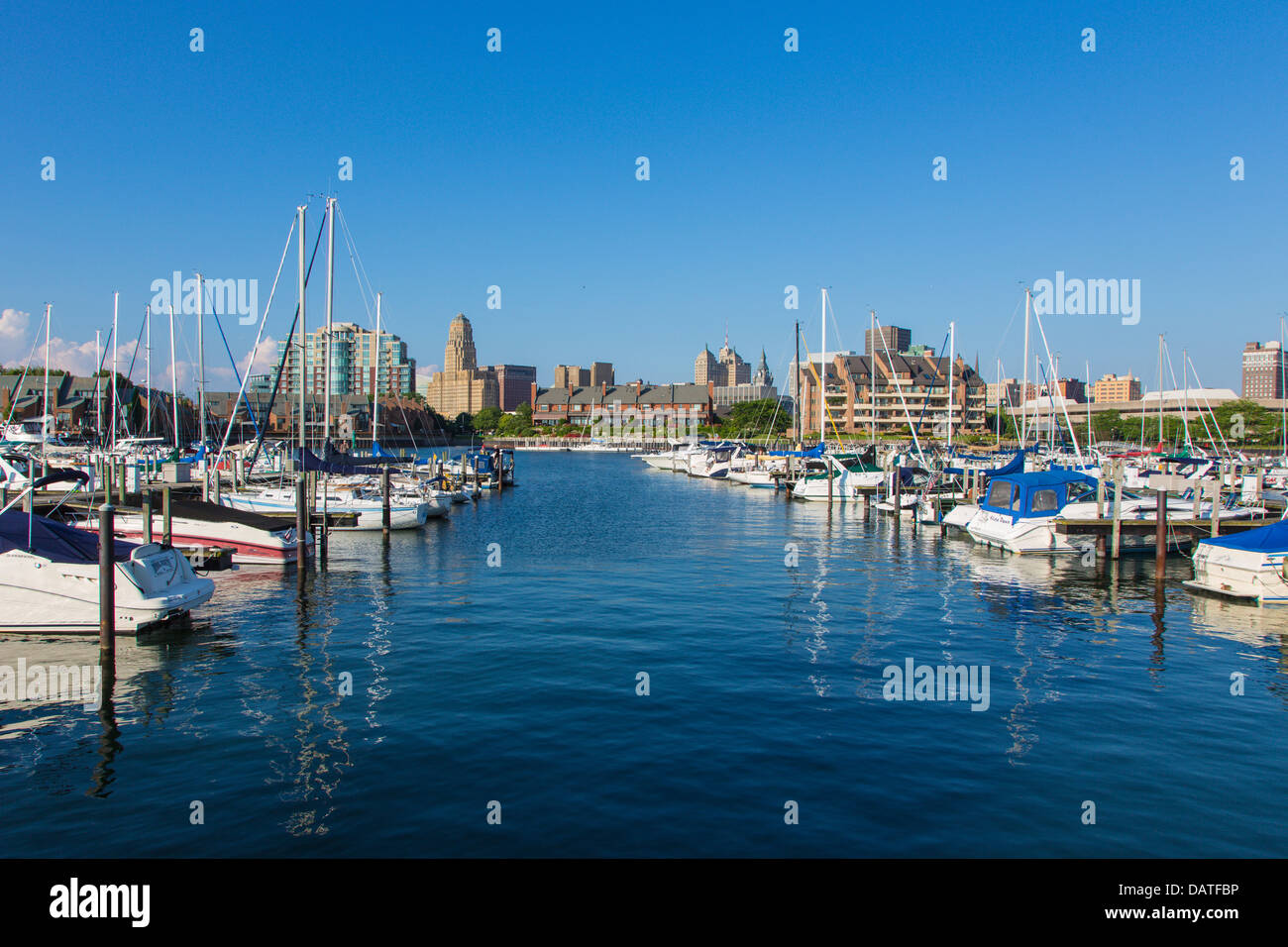 Erie Basin Marina auf dem Eriesee mit Skyline der Stadt Buffalo im ...