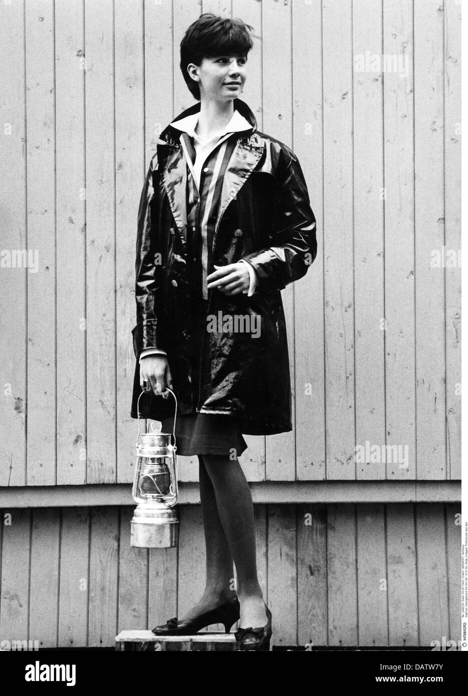 Mode, 60er Jahre, Damenmode, Regenbekleidung, Frau trägt Trenchcoat ...