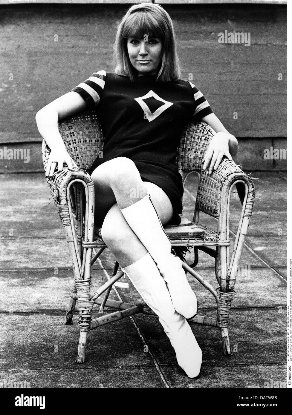 Mode, 1970er Jahre, Ladie Mode, Modell mit Minikleid und weißen ...