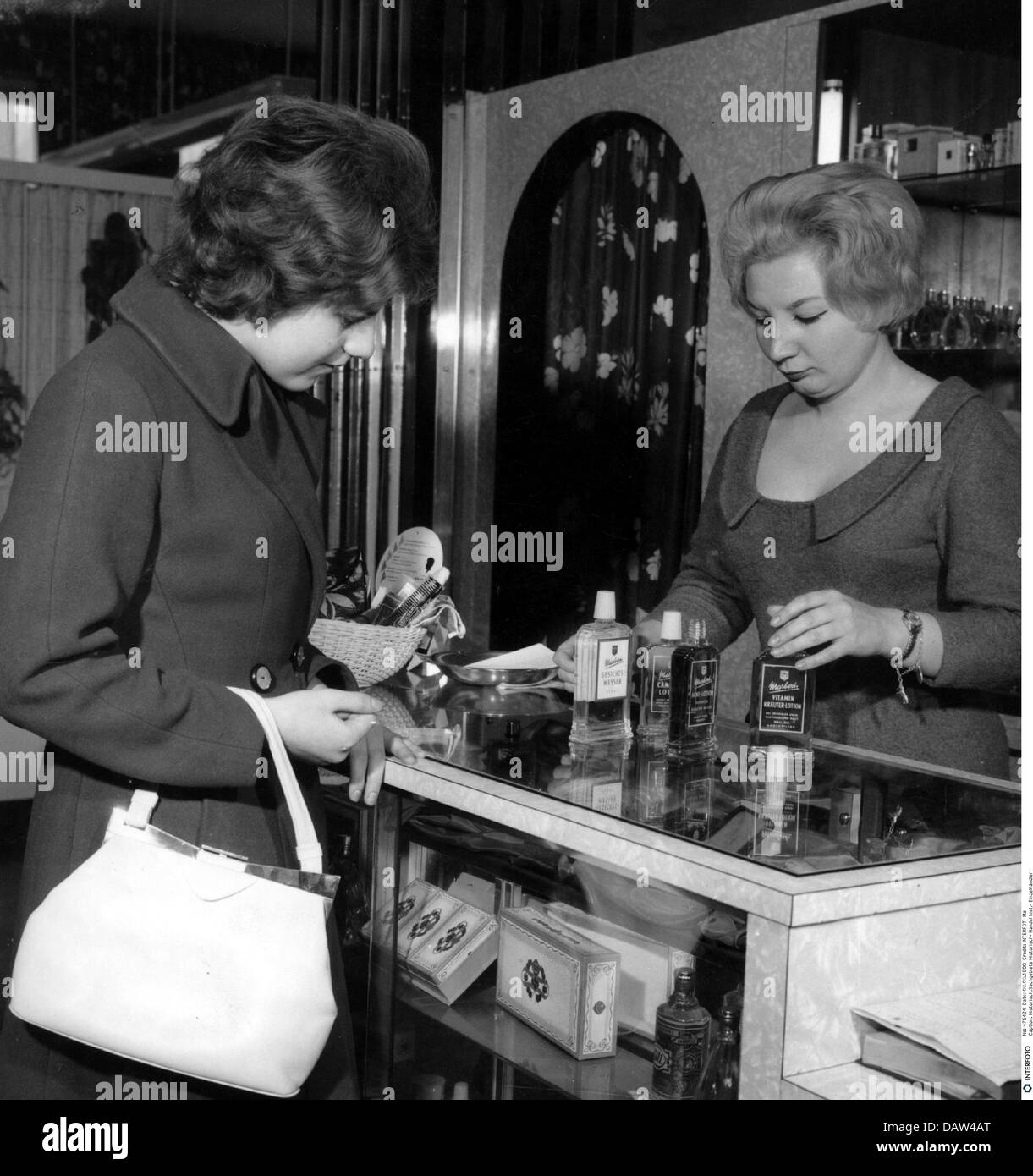 Handel, Geschäfte, 'Tante-Emma-Laden', Verkäuferin testet kosmetisches ...