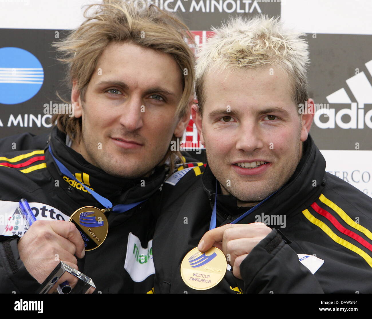 Deutsche Bob-Piloten Andre Lange (R) und Kevin Kuske präsentieren ihre ...