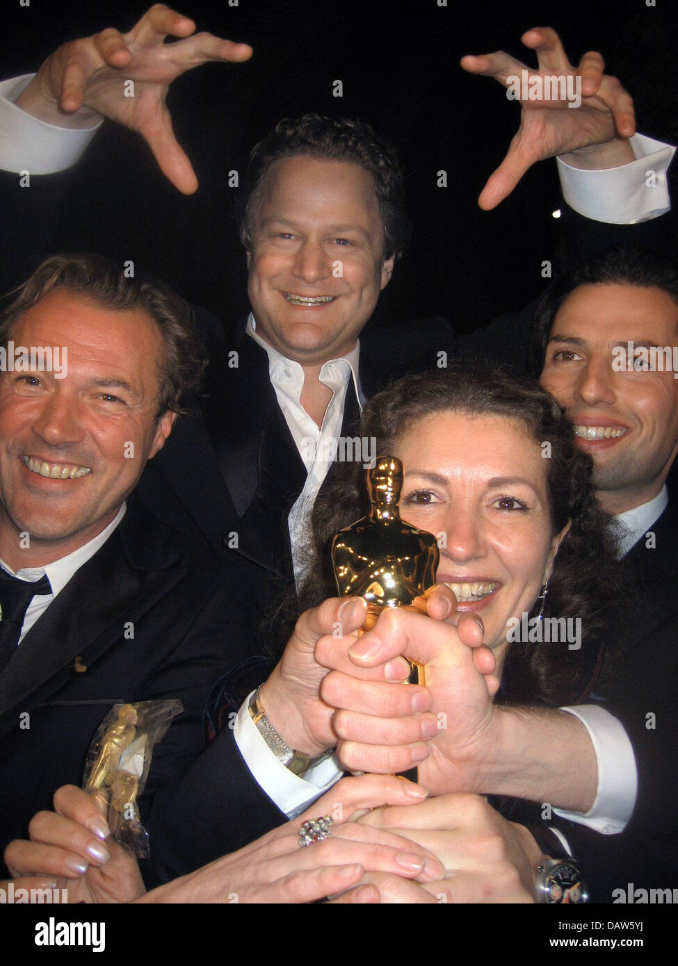 (L-R) Produzent Quirin Berg, zeigen Filmemacher Florian Henckel von ...
