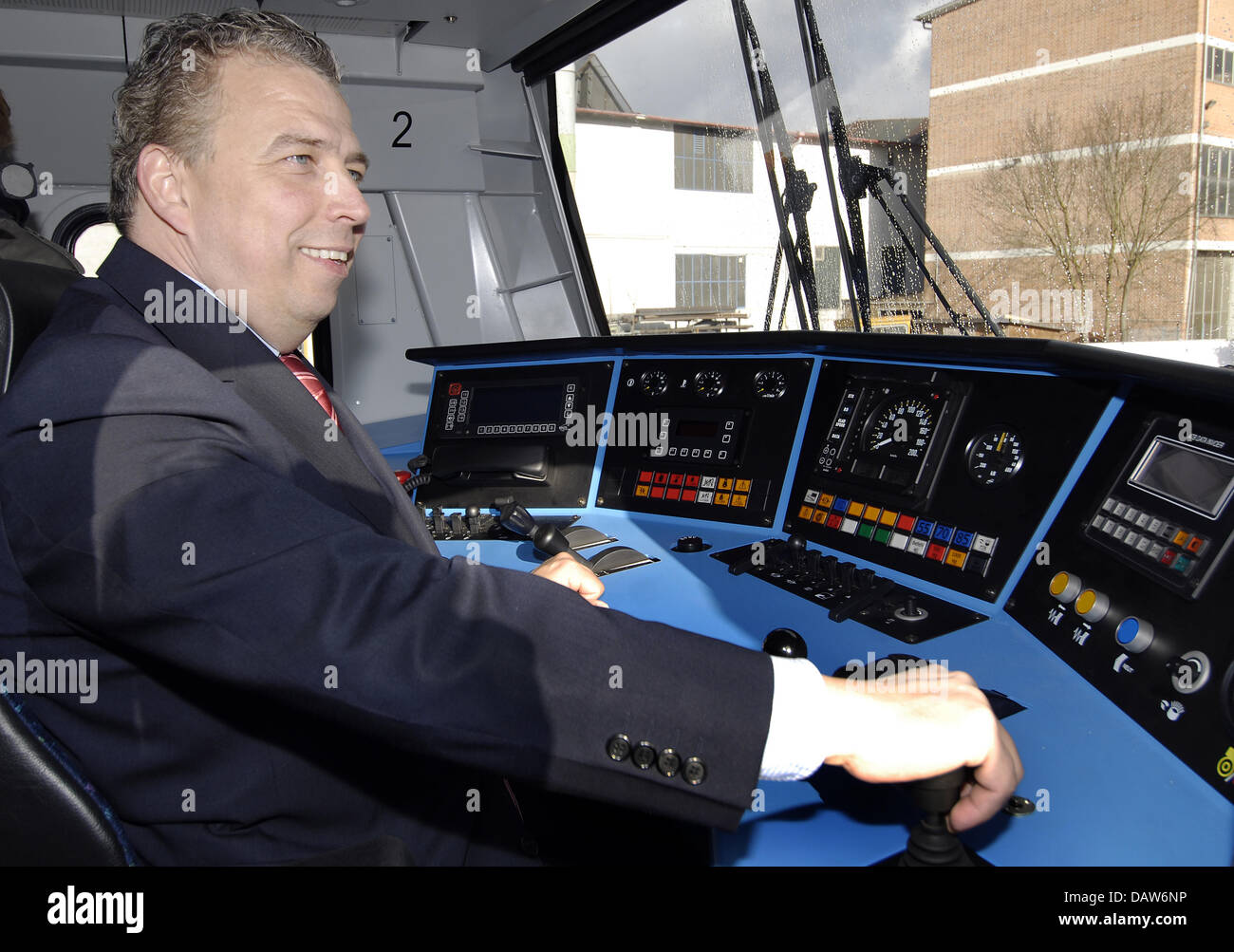 Voith-Vorstandsmitglied Peter Edelmann sitzt in den Steuerstand einer ...