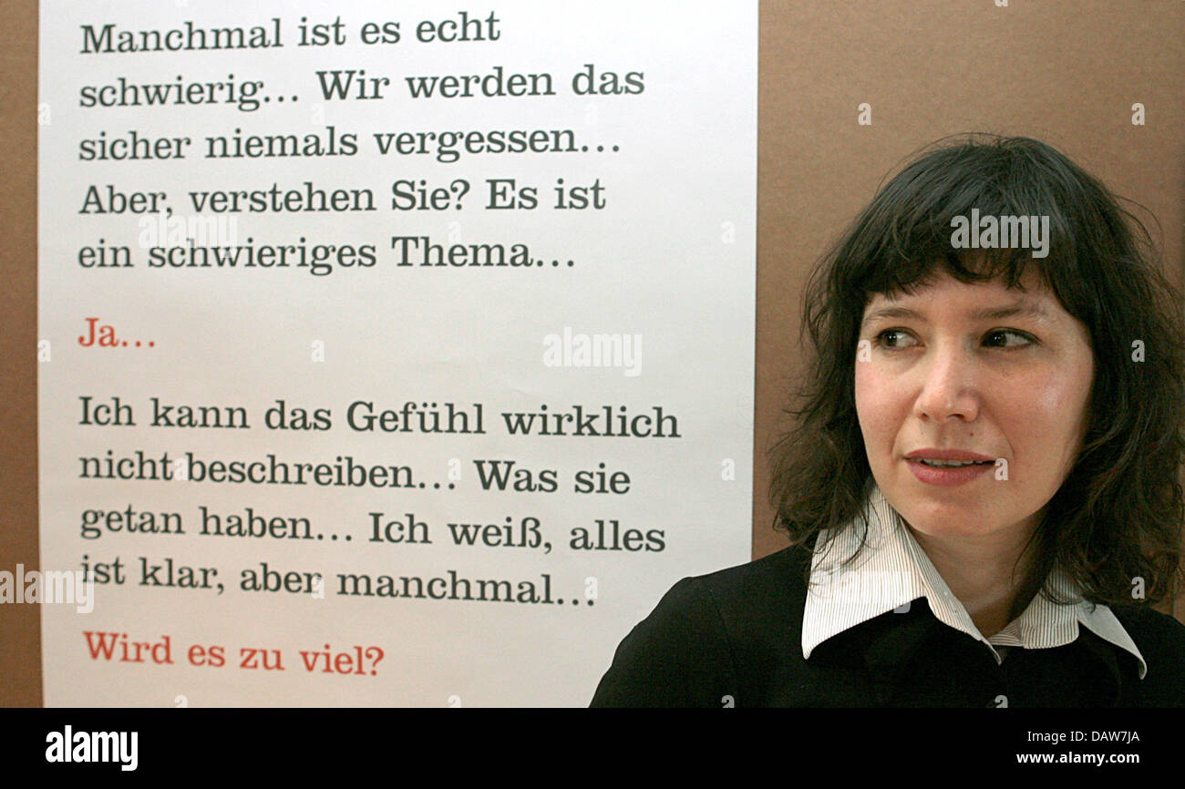 Sharone Lifschitz steht vor einem Plakat mit Sätzen auf einer ...