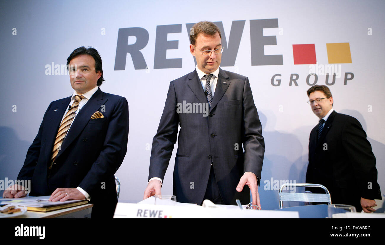 REWE Group CEO Alain Caparros und seine Management-Board-Kollegen ...