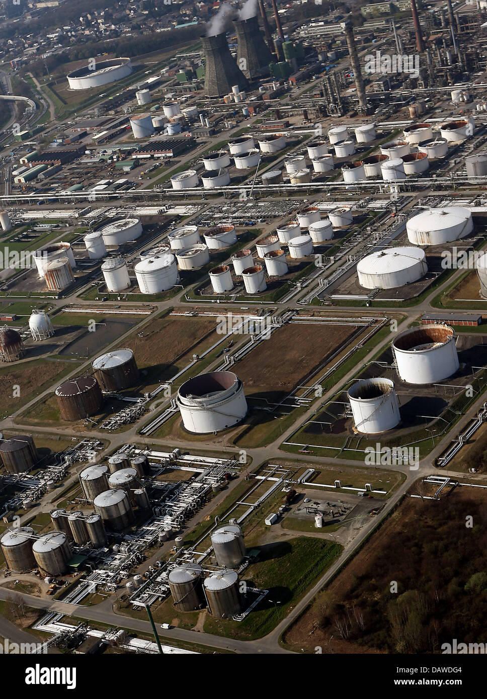 Riesige Öltanks sind auf dem Gelände der Shell Raffinerie in Godorf bei ...