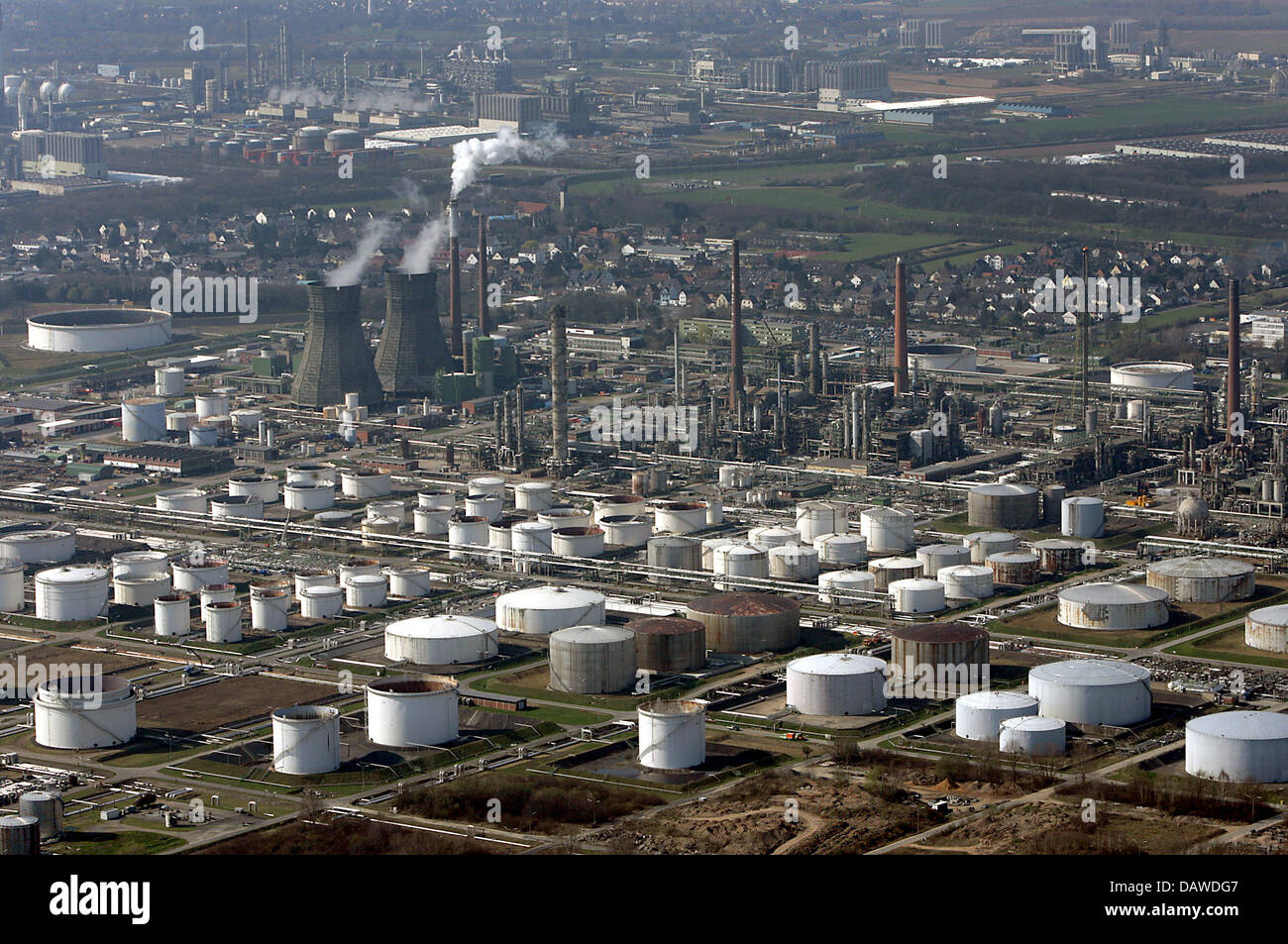 Riesige Öltanks sind auf dem Gelände der Shell Raffinerie in Godorf bei ...