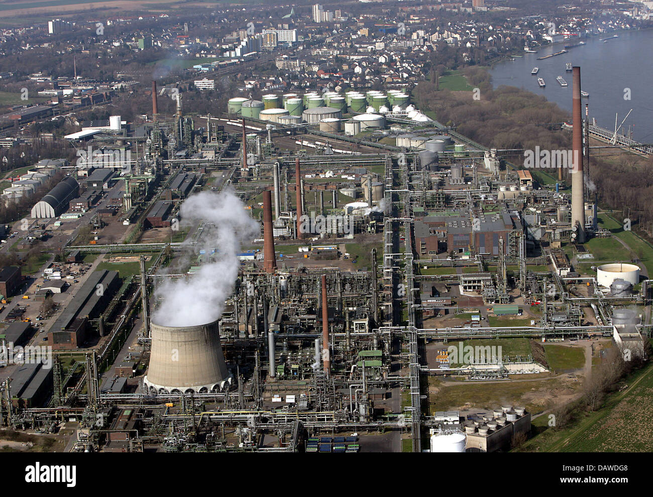 Riesige Öltanks sind auf dem Gelände der Shell Raffinerie in Godorf bei ...