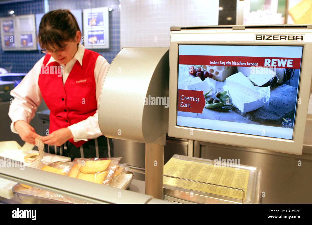 Eine Mitarbeiter-Label-Käse an der Käsetheke ein Rewe-Supermarkt in ...