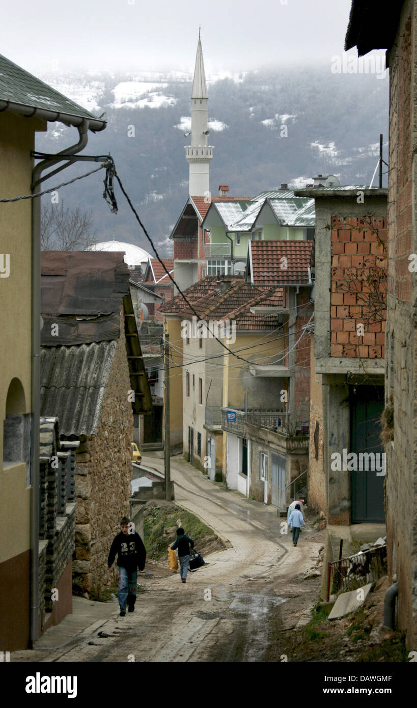 Das Bild zeigt eine Straße im Dorf Planjane, Kosovo, 13. Dezember 2006 ...