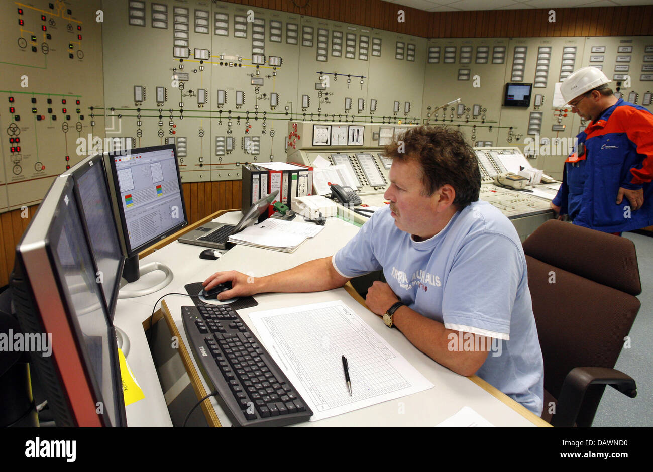 Zwei Mitarbeiterinnen und Mitarbeiter sind in der Leitwarte des Gases ...