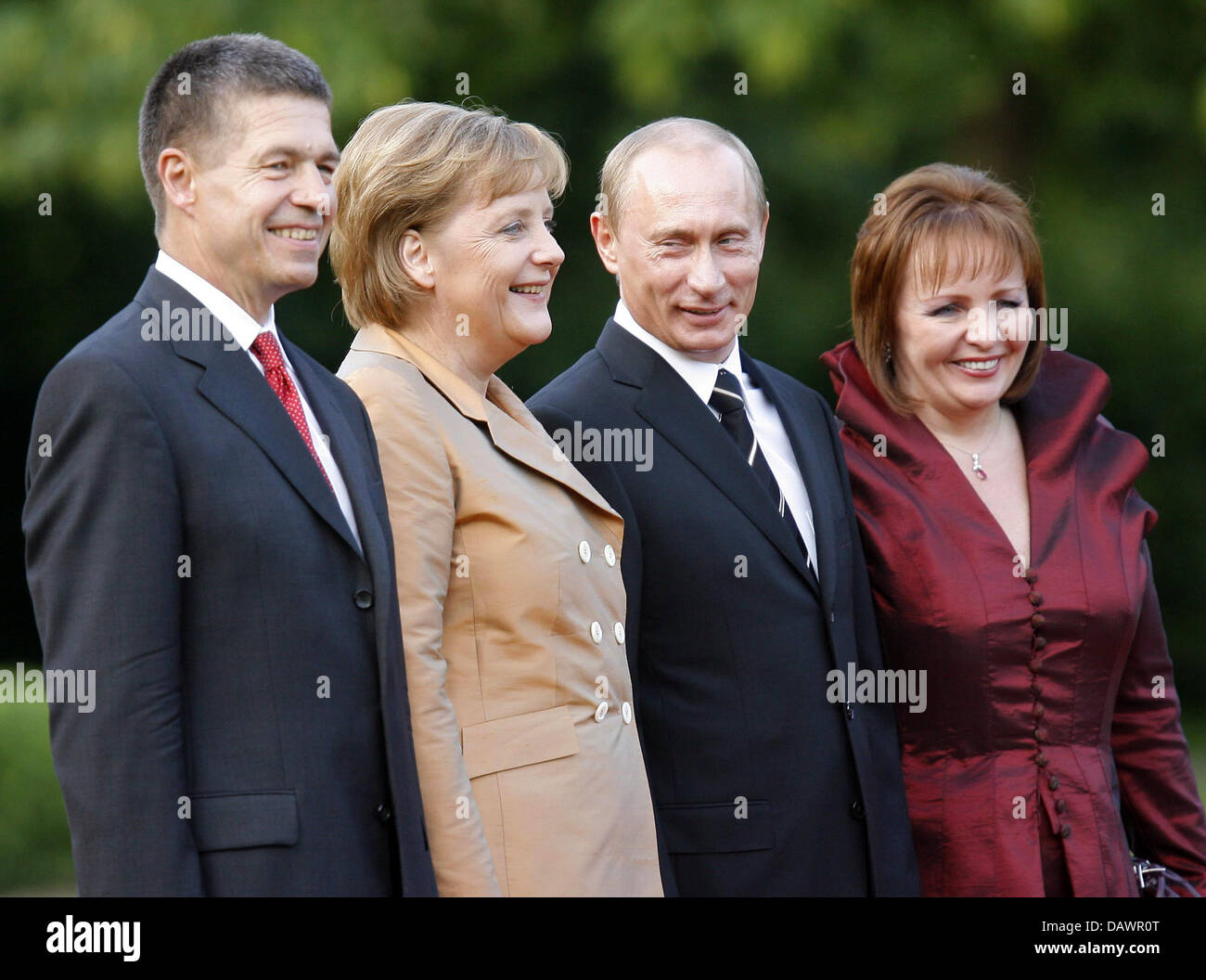 Bundeskanzlerin Angela Merkel (2 L) und ihr Ehemann Joachim Sauer (L ...