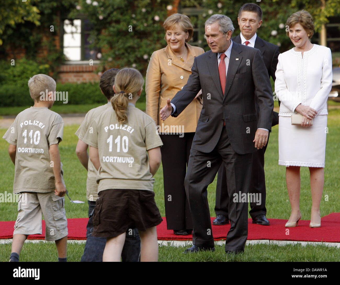 US-Präsident George W. Bush (2-R) Gespräche mit Kindern, wenn er und ...