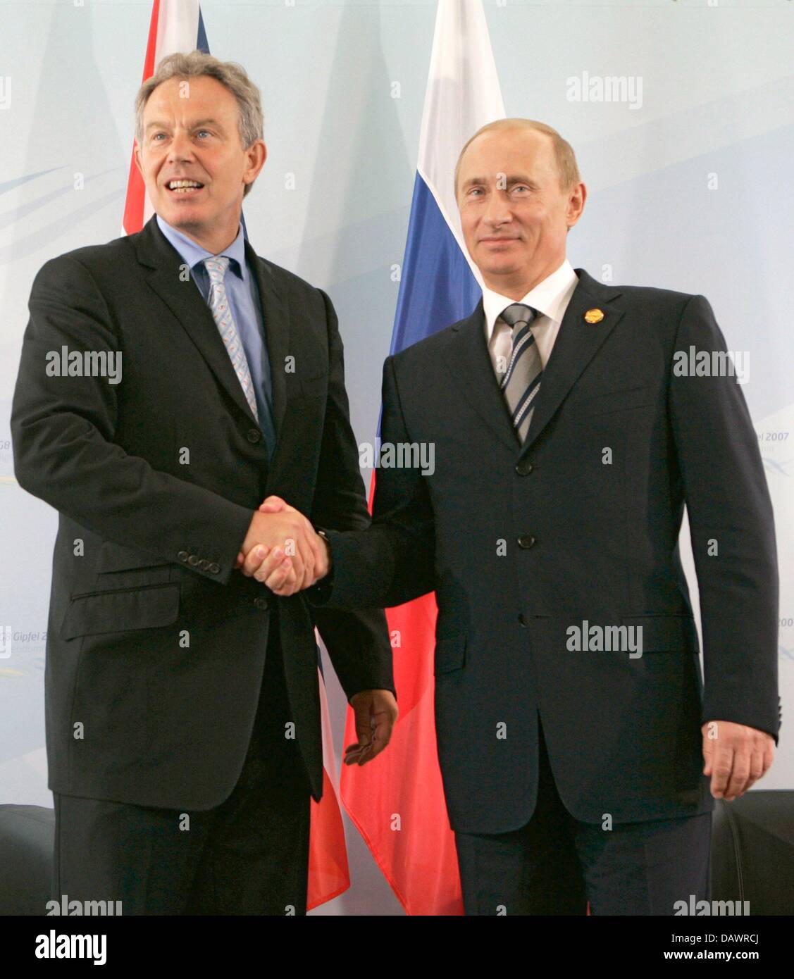 Britische Premierminister Tony Blair (L) schüttelt Hände mit Russian ...