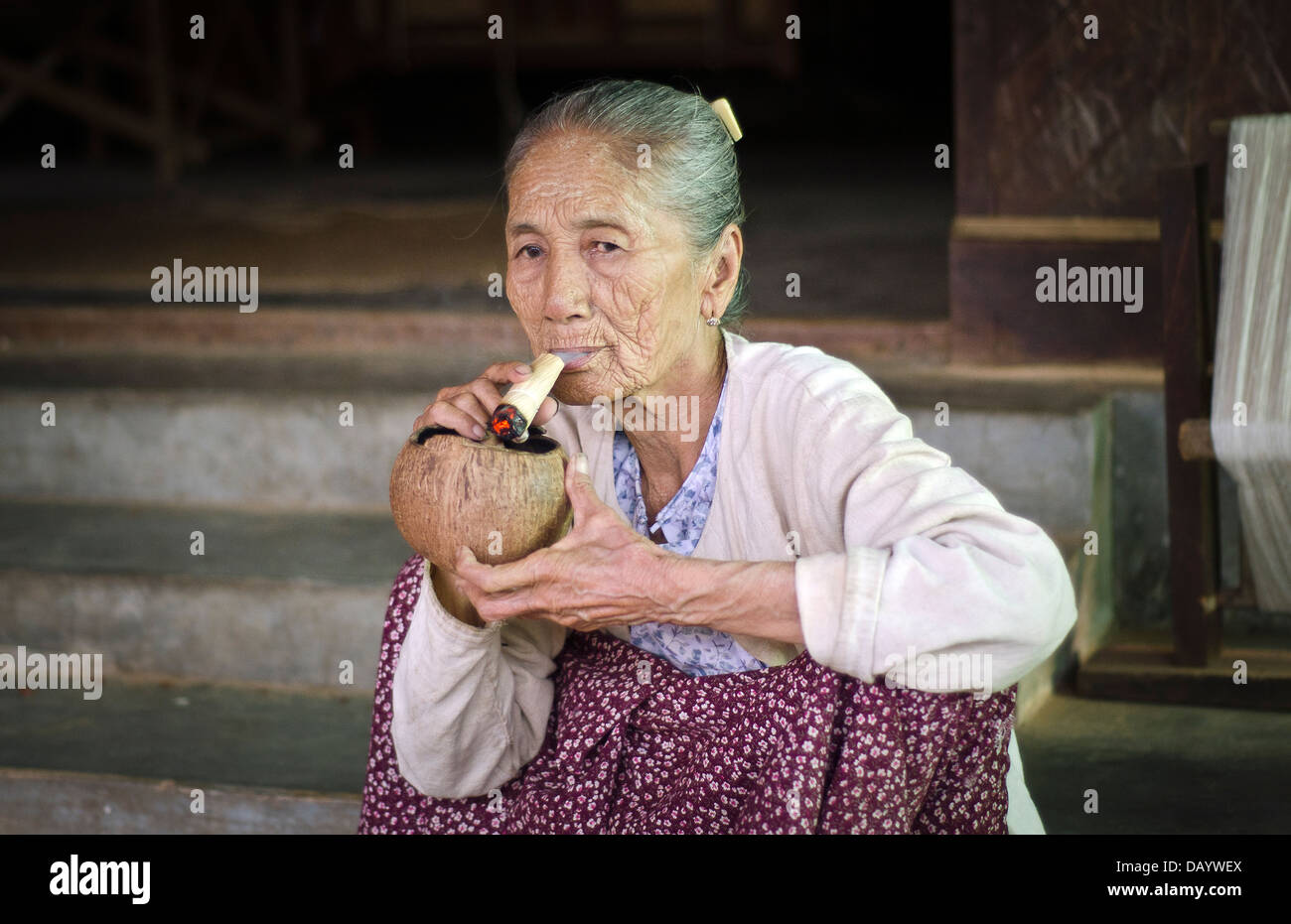 Rauchende alte frau -Fotos und -Bildmaterial in hoher Auflösung – Alamy