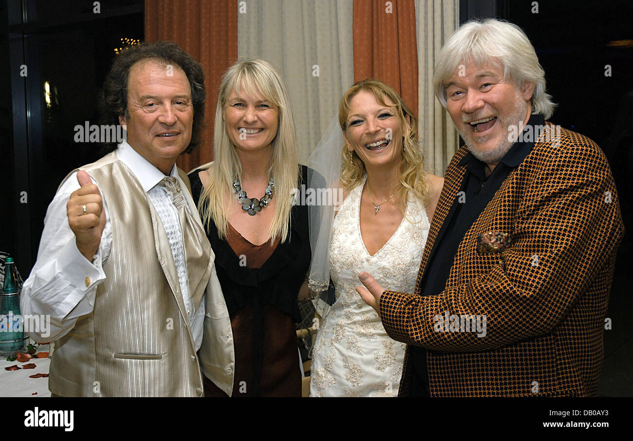 Sänger Chris Andrews (L) und neu vermählt Ehefrau Alexandra Andrews mit ...