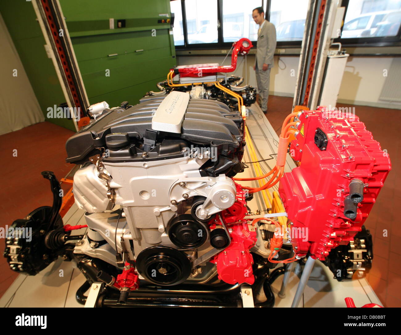 Der Motor eines Porsche Cayenne Entwicklung Autos mit Elektro und ...