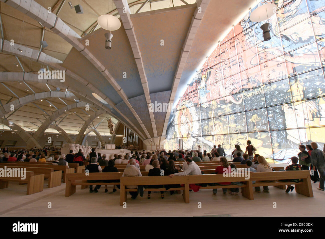 Das Bild zeigt das Innere der neuen Basilika Chiesa Padre Pio mit ...