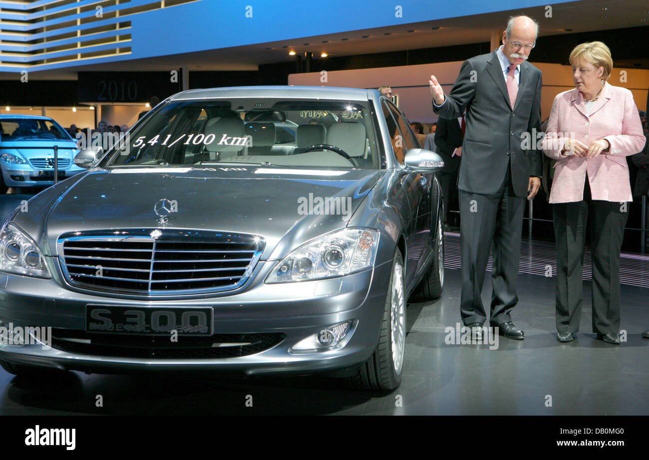 German chancellor Angela Merkel (R) und Daimler-CEO Dieter Zetsche ...