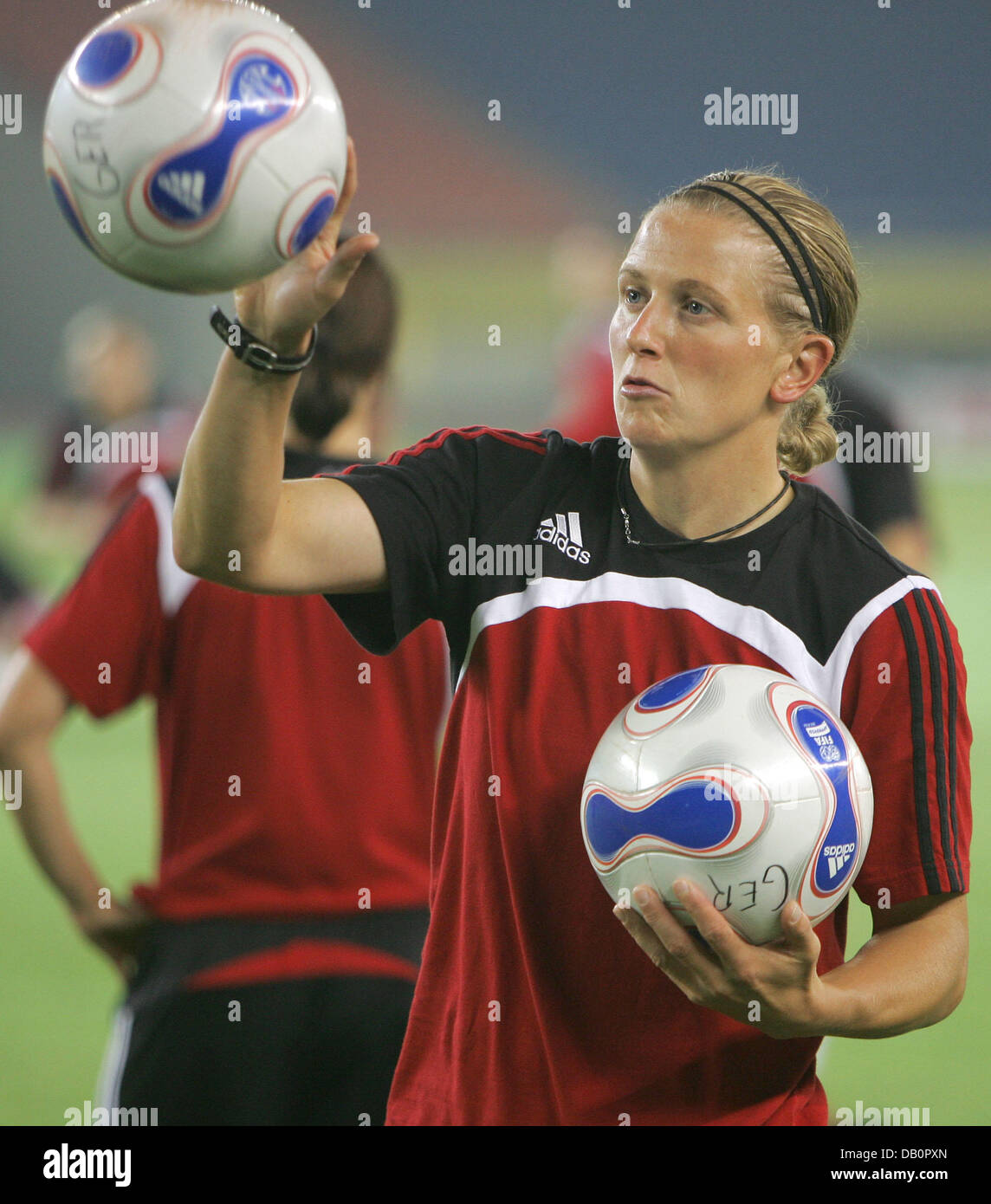 Deutsche Nationalspieler Kerstin Stegemann wirft einen Ball während des ...