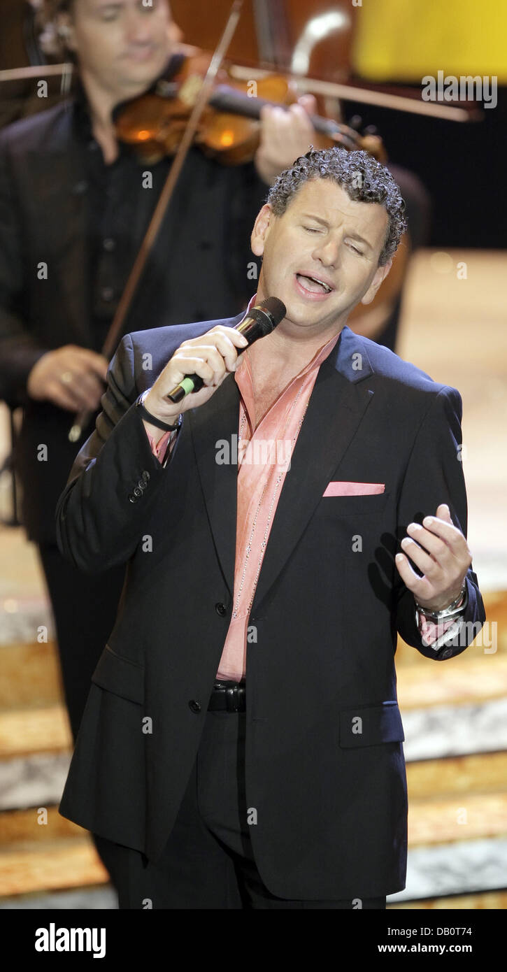 Arts culture entertainment ace music celebrities singing facial ...