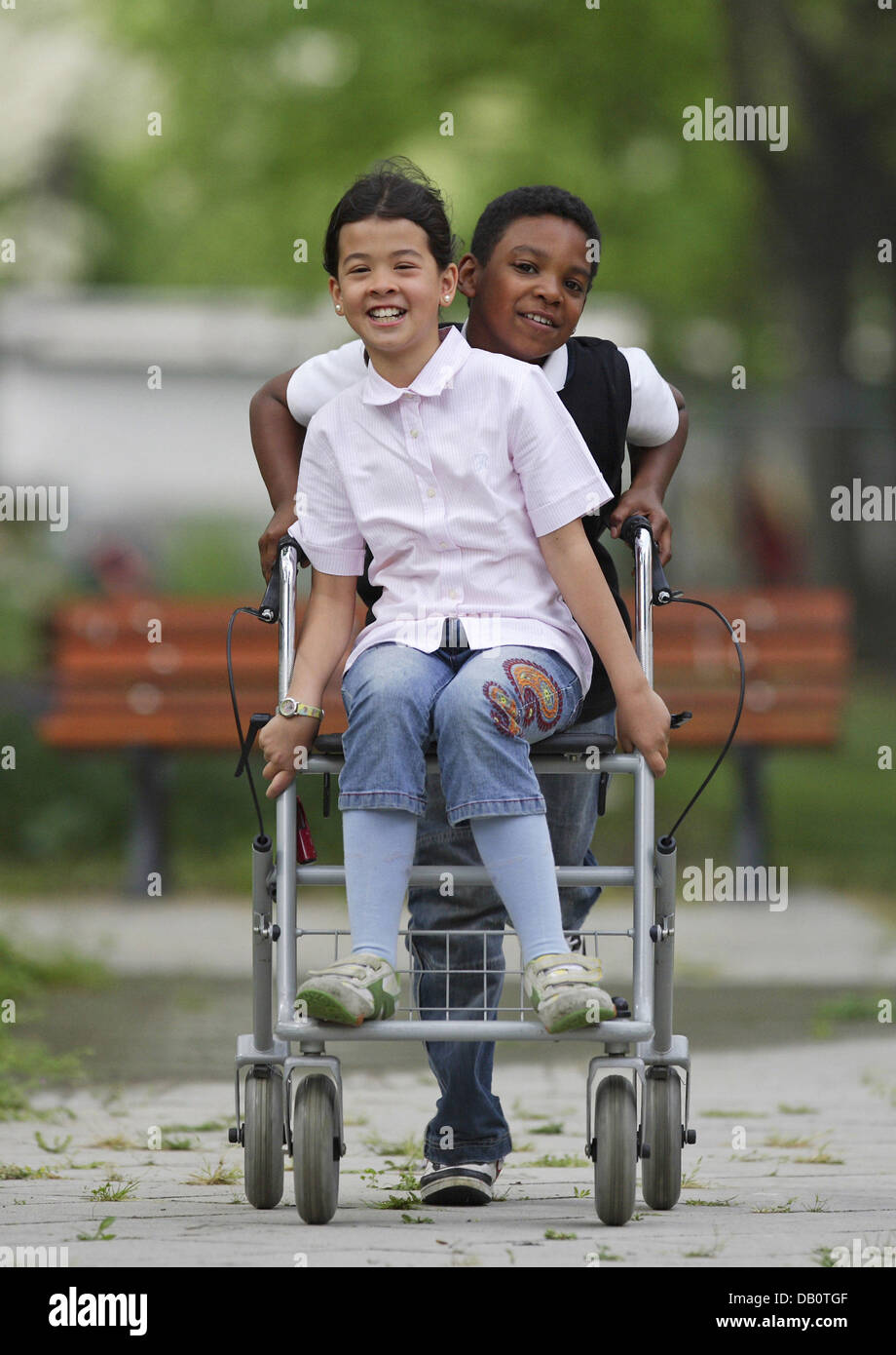 Barry (R) schiebt seine Freundin Sandra sitzt in einem Fuß Rahmen ...