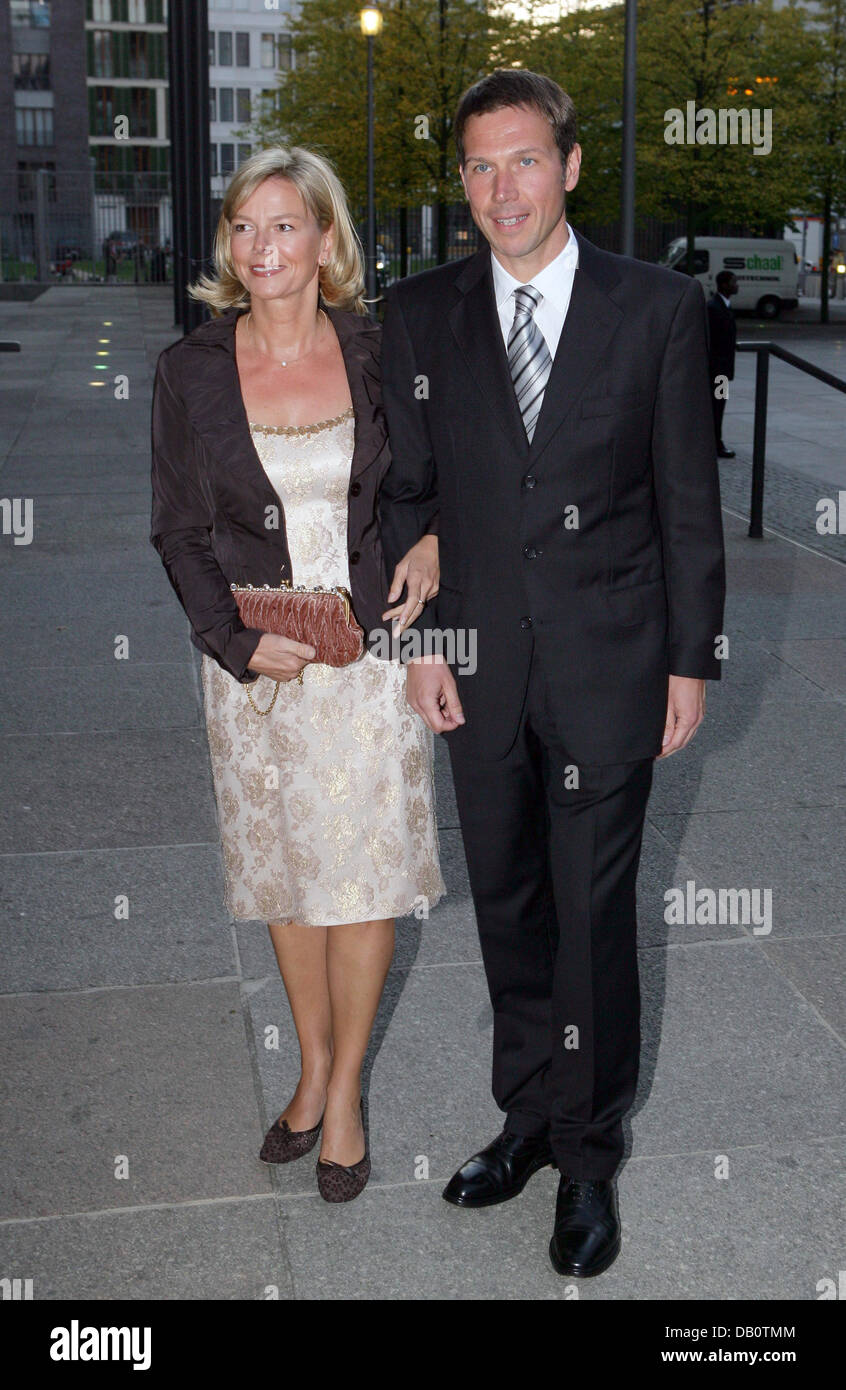 Deutsche Telekom CEO Rene Obermann (R) und seine Frau (L) kommen für ...