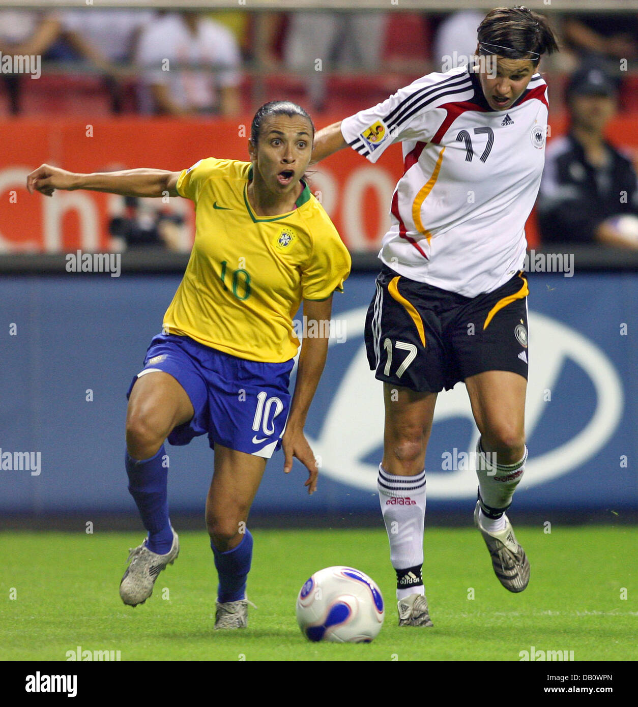 Deutschlands Ariane Hingst (R) wetteifert um den Ball mit Brasiliens ...