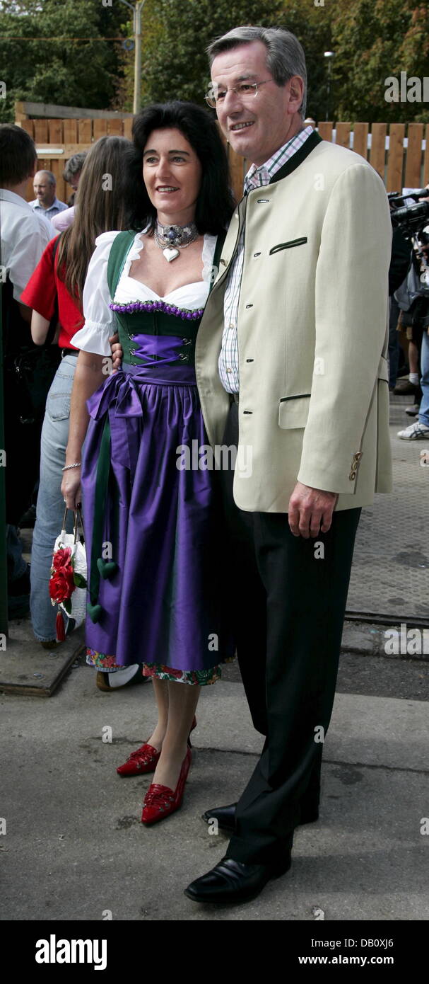 FC Bayern Finanzmanager, Karl Hopfner, und seine Frau kommen auf der ...