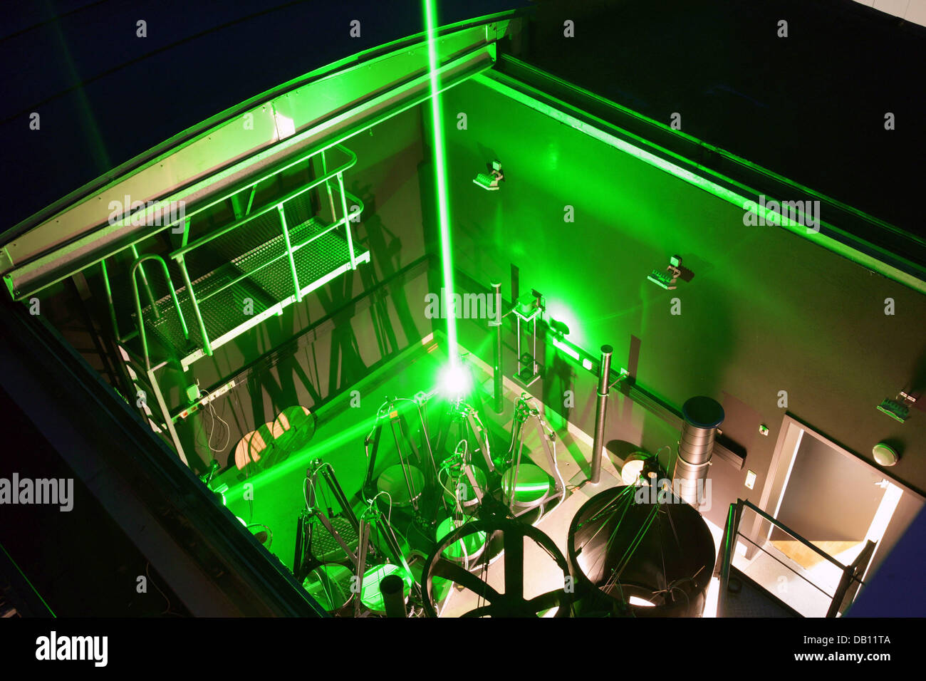 Green laser beam -Fotos und -Bildmaterial in hoher Auflösung – Alamy