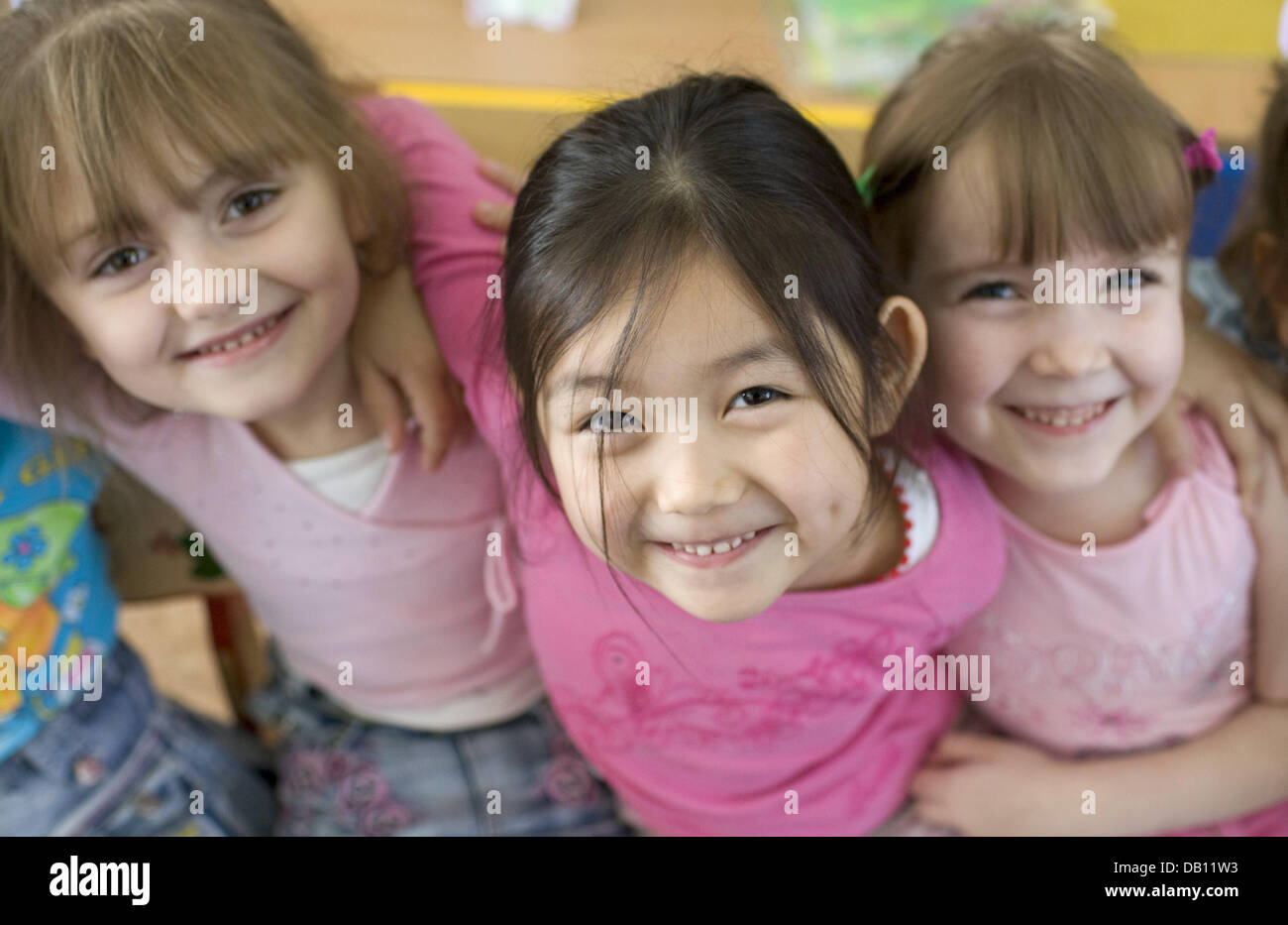 Kasachstanische schulkinder -Fotos und -Bildmaterial in hoher Auflösung ...