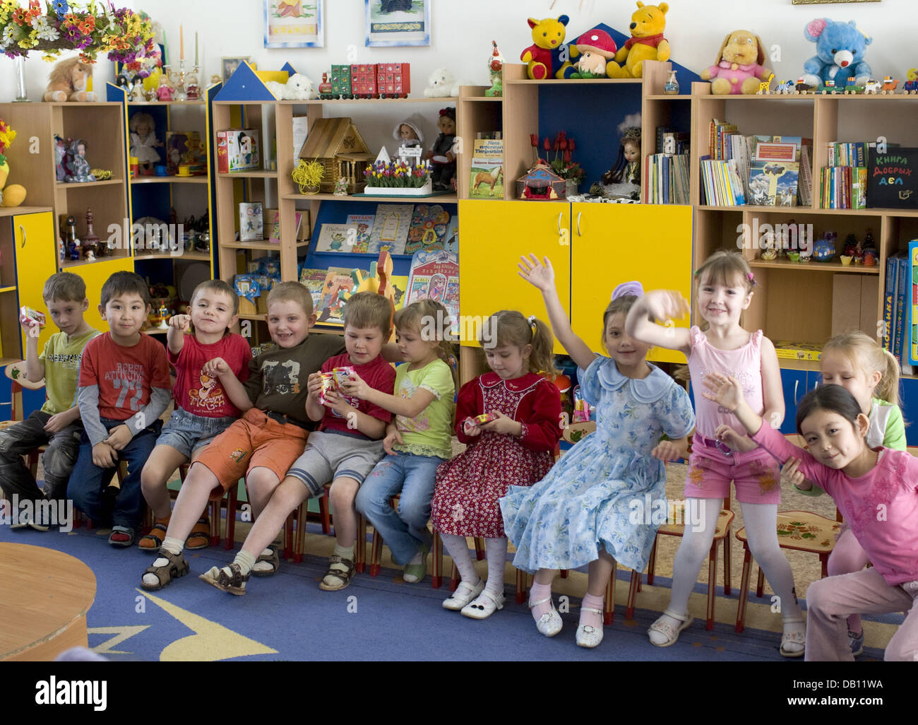 Kasachstanische schulkinder -Fotos und -Bildmaterial in hoher Auflösung ...