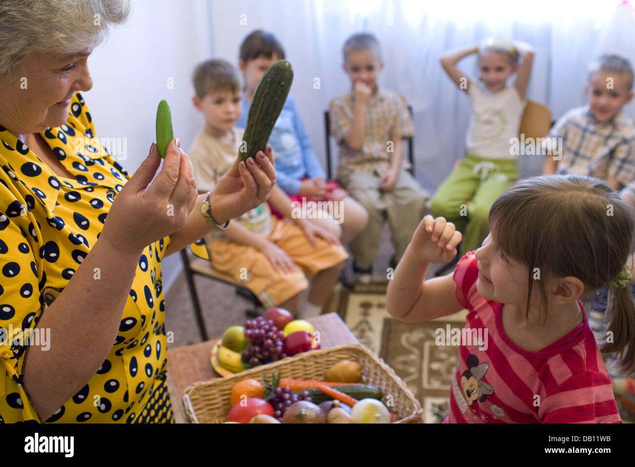 Kasachstanische schulkinder -Fotos und -Bildmaterial in hoher Auflösung ...